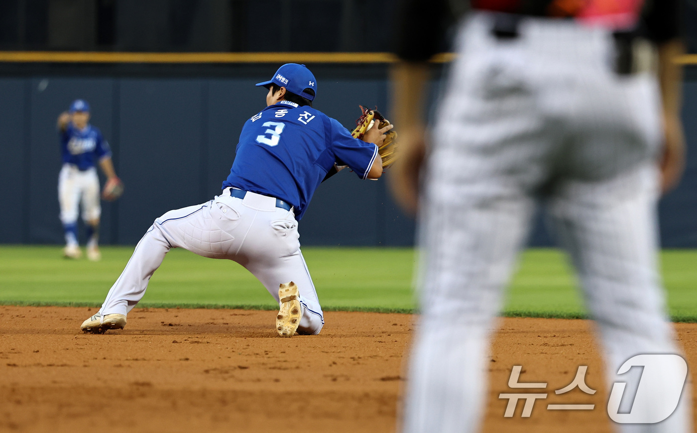 호수비 보여준 삼성 김동진 - 뉴스1