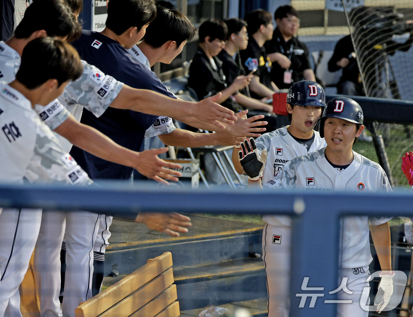 점수 크게 달아나는 두산 베어스 - 뉴스1