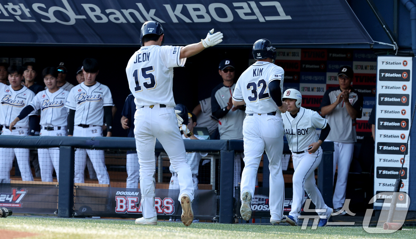 선취 득점 올리는 두산 김재환 - 뉴스1