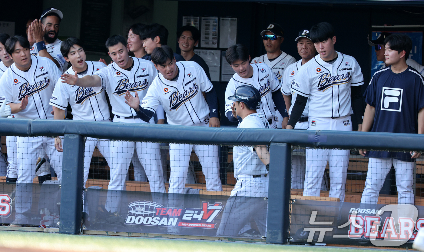 선취점 올린 두산 김재환 - 뉴스1