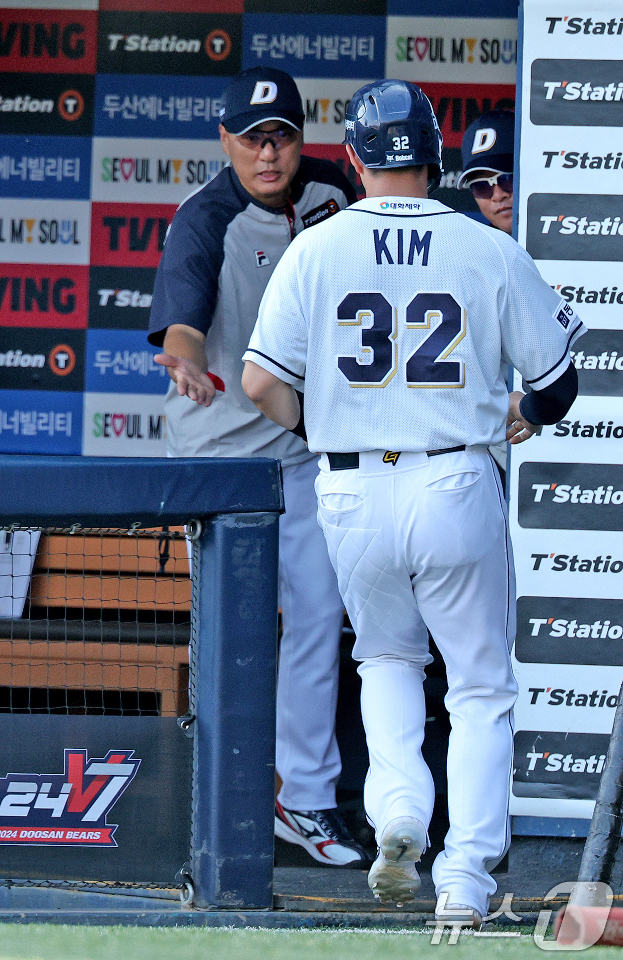 경기 초 선취 득점 올린 두산 김재환 - 뉴스1