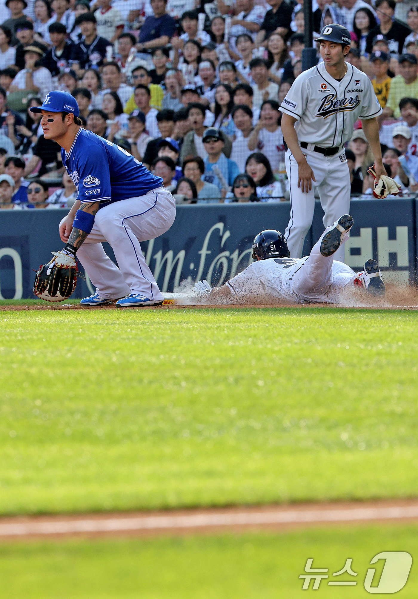 내야안타로 출루하는 두산 조수행 - 뉴스1