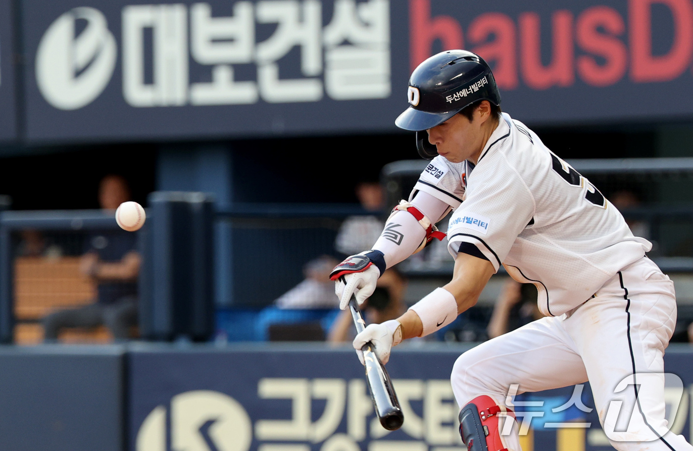 결정적 순간 스퀴즈 작전 성공하는 두산 - 뉴스1