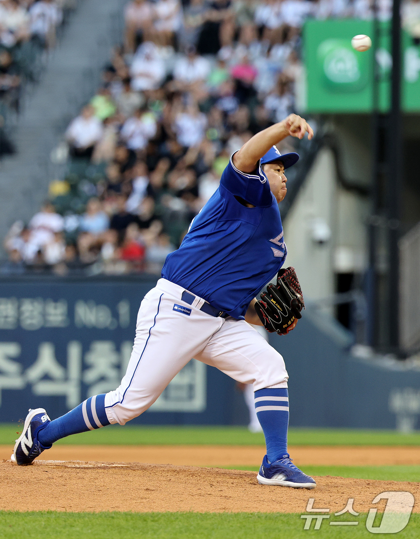 선발 이승현 내려오고 마운드 이어 받은 계투 이승현 - 뉴스1