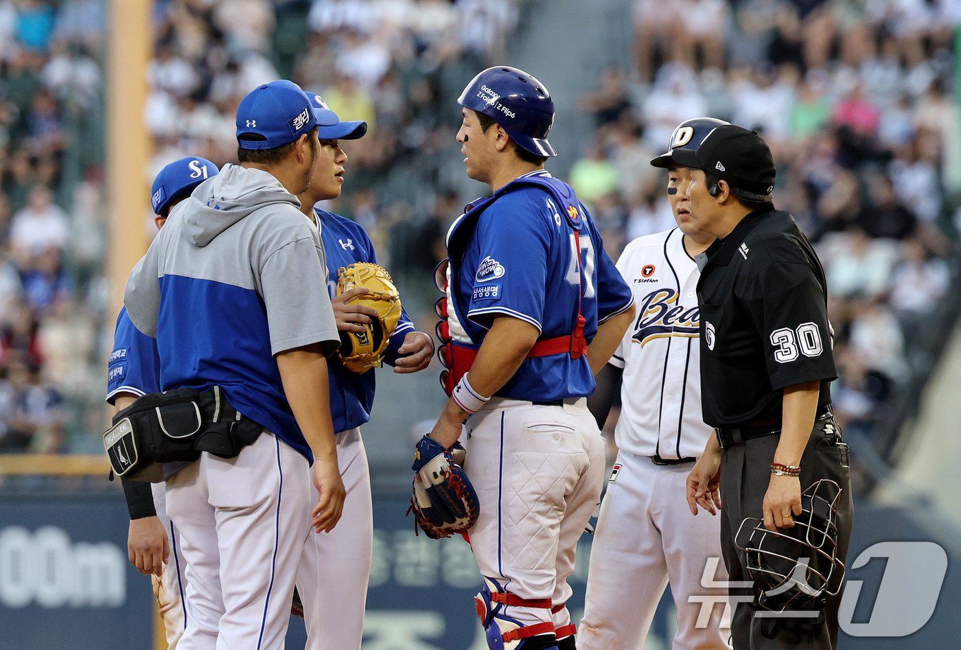 타구 맞은 이승현, 양의지도 걱정 - 뉴스1