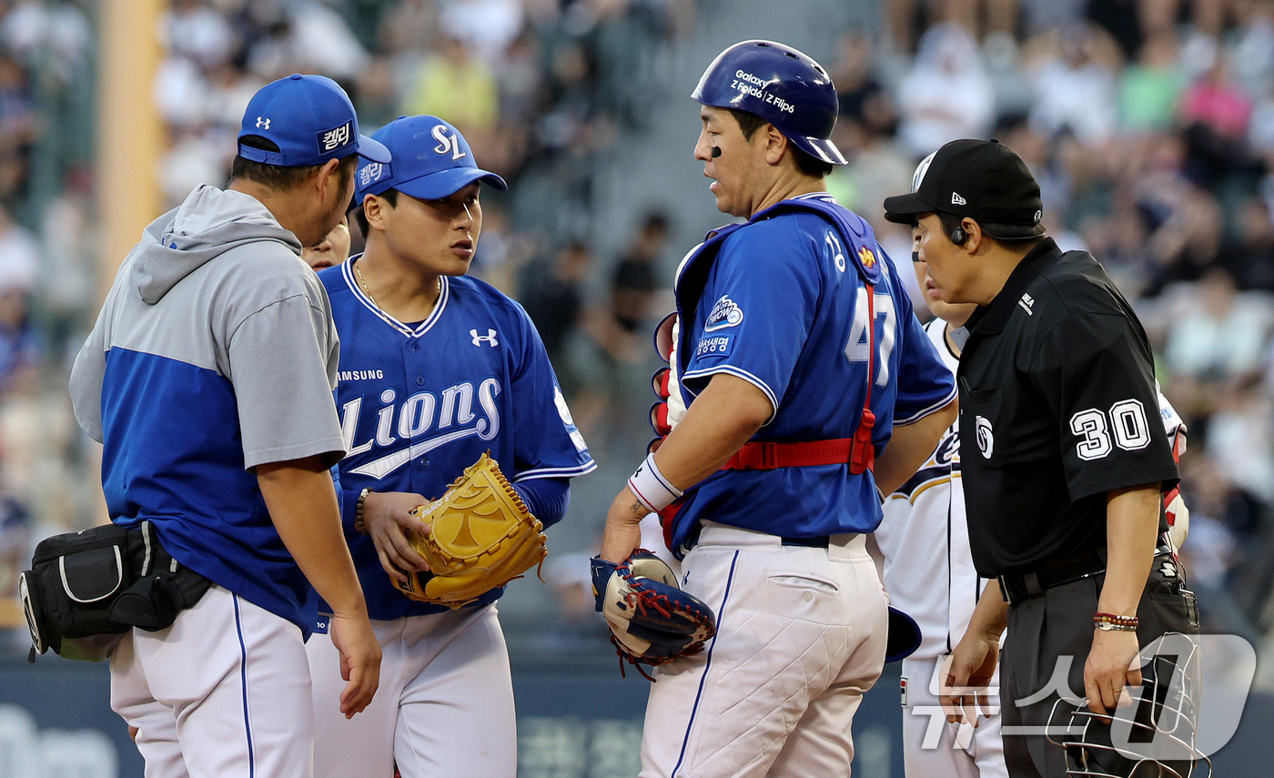 타구 맞은 이승현, 교체 아웃 - 뉴스1