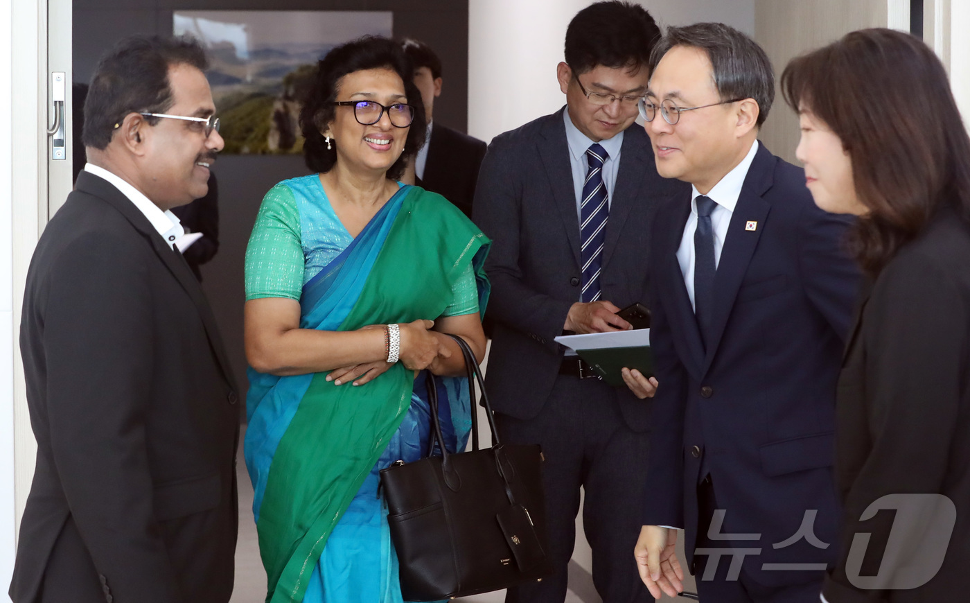 스리랑카 법무부 차관과 인사하는 고기동 행안부 차관 - 뉴스1