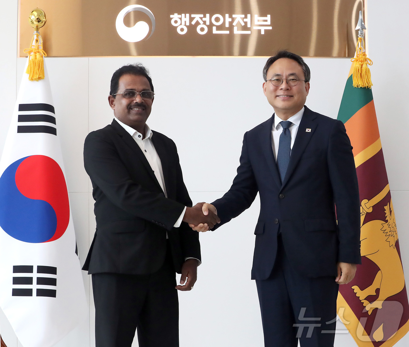 스리랑카 법무부 차관과 인사하는 고기동 행안부 차관 - 뉴스1