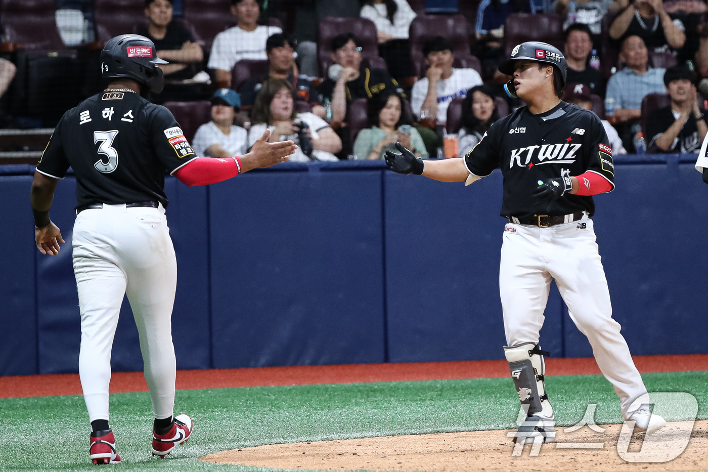 kt 강백호 '로하스, 나도 홈런 쳤어' - 뉴스1