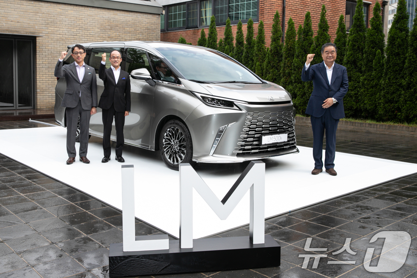 렉서스, 최고급 미니밴 'LM 500h' 출시 - 뉴스1
