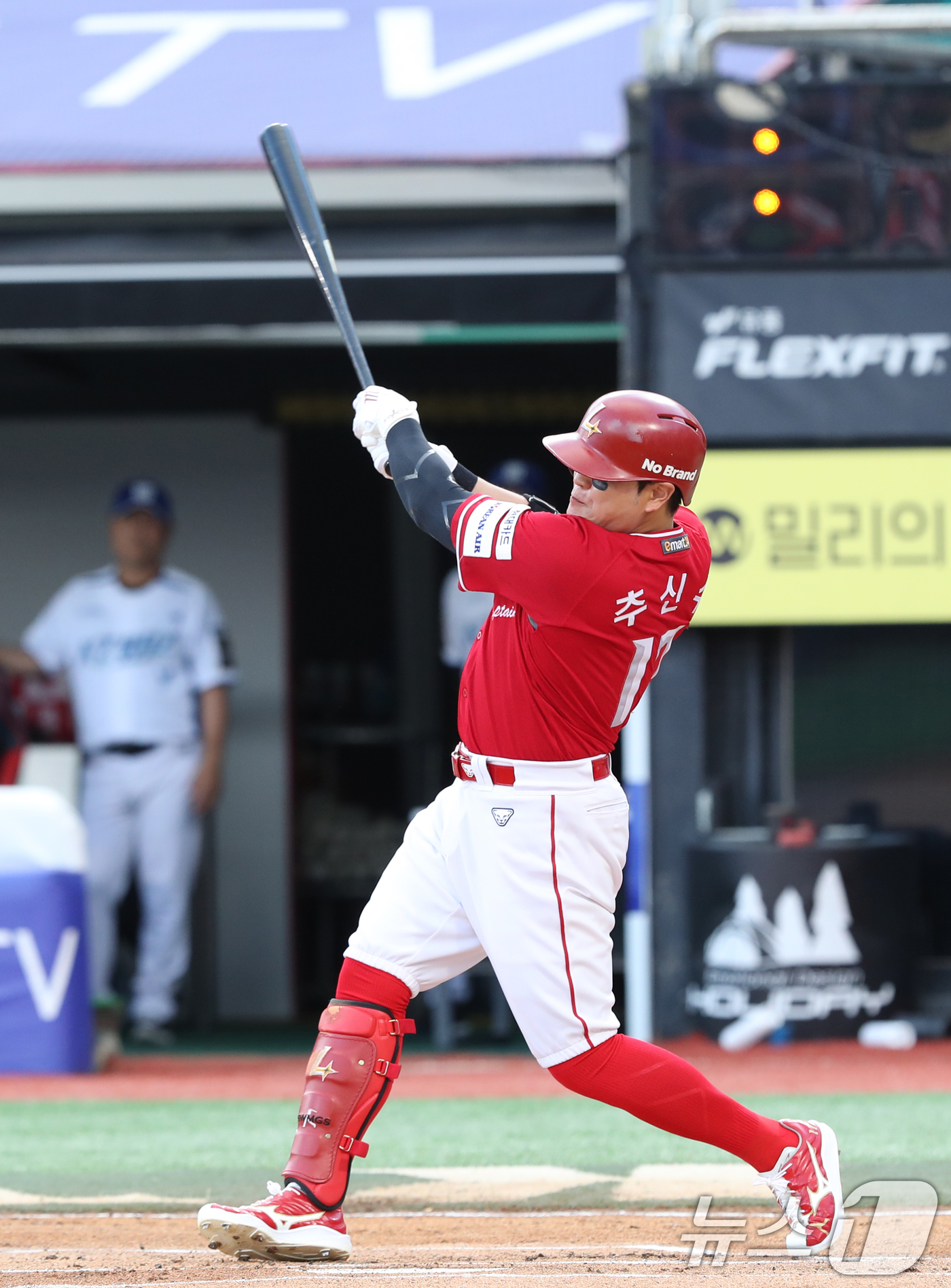 추신수, KBO리그 최고령 타자 출전 신기록…첫 타석부터 2루타 - 뉴스1