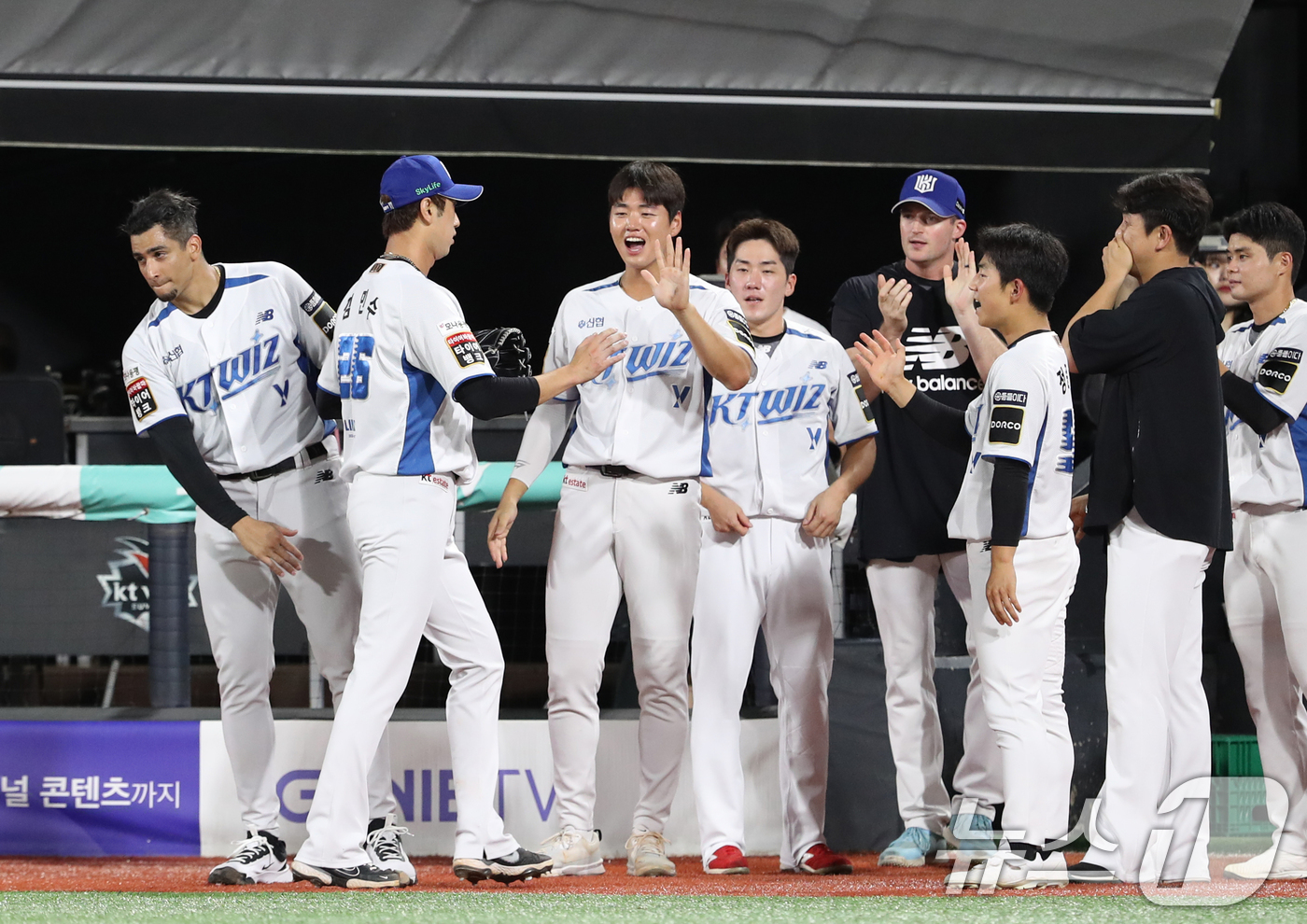 역전 위기 넘긴 KT - 뉴스1