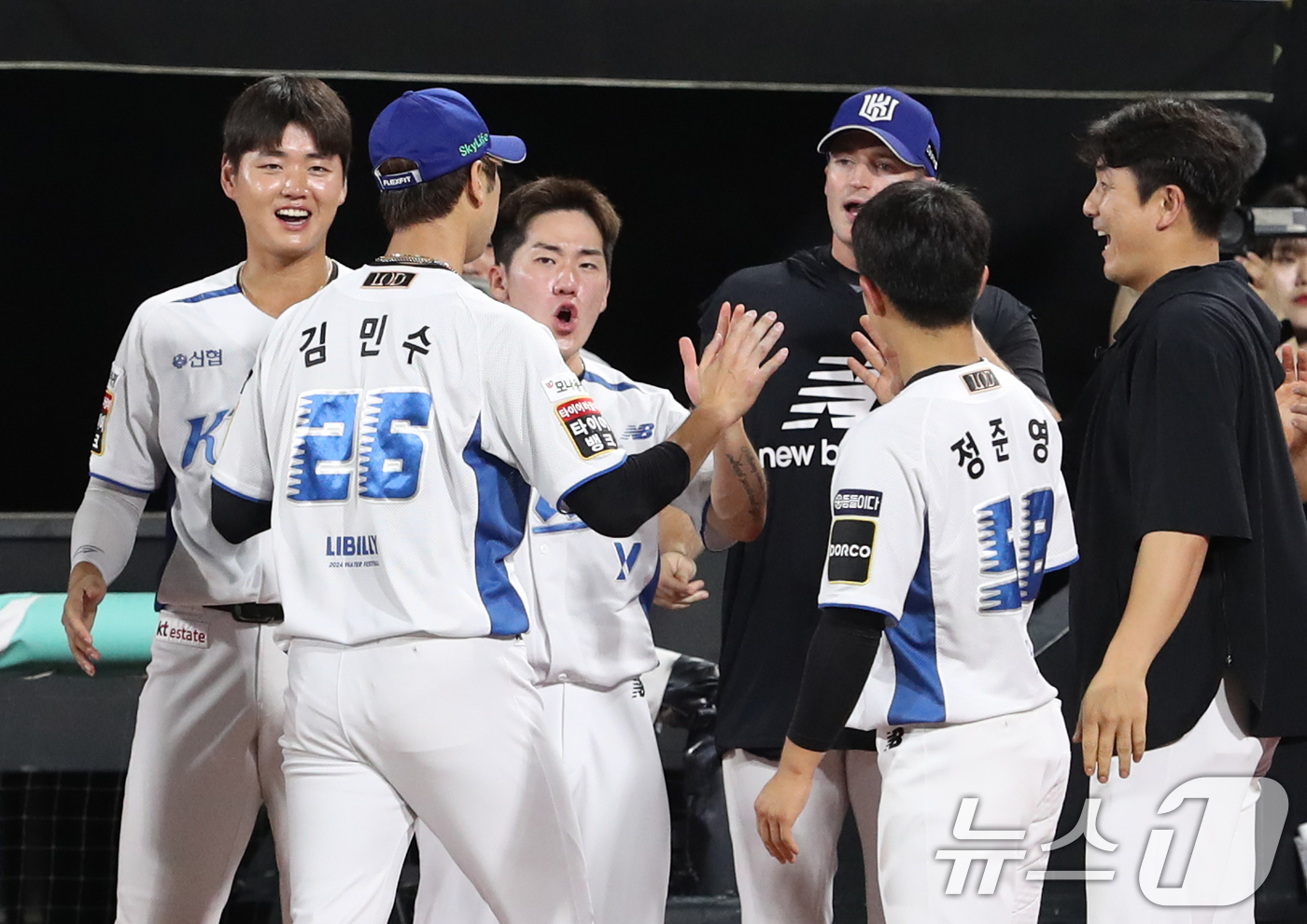 역전 위기 넘긴 KT - 뉴스1