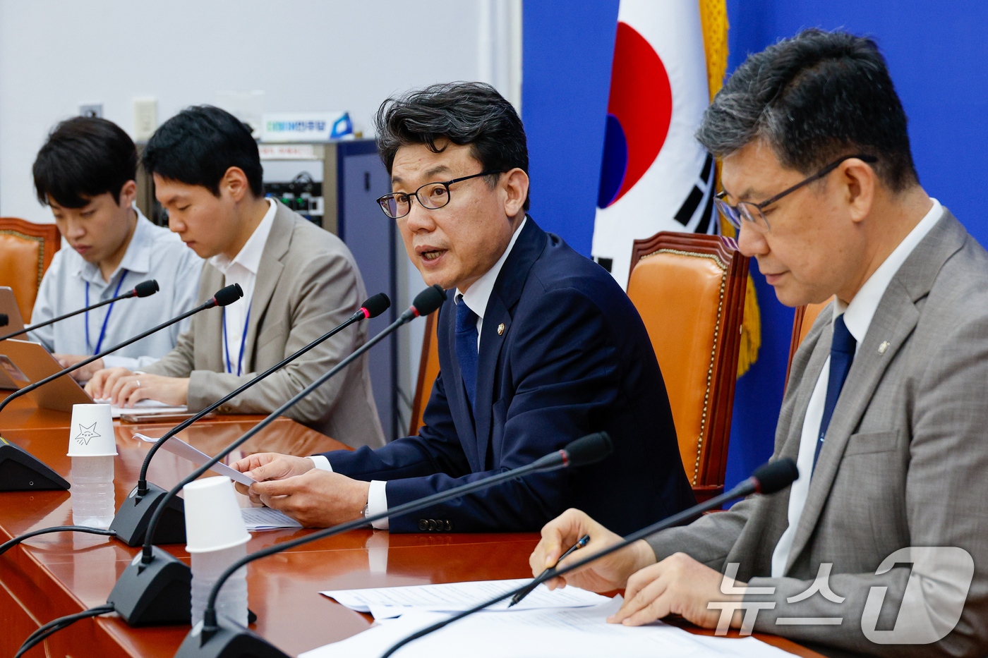 진성준 정책위의장 정책현안 기자간담회 뉴스1