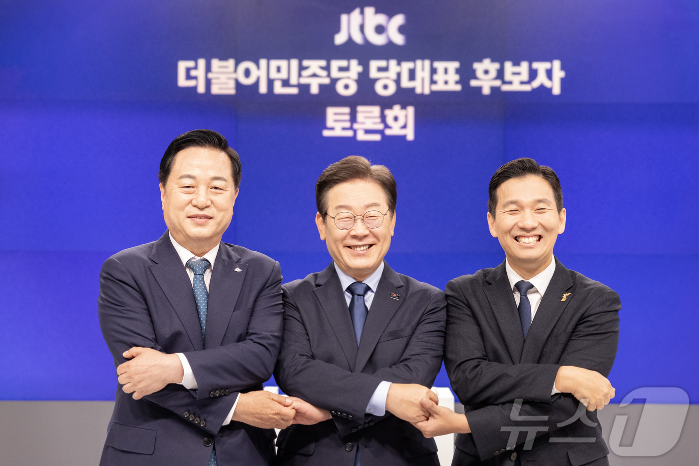 손 맞잡은 김두관·이재명·김지수 - 뉴스1