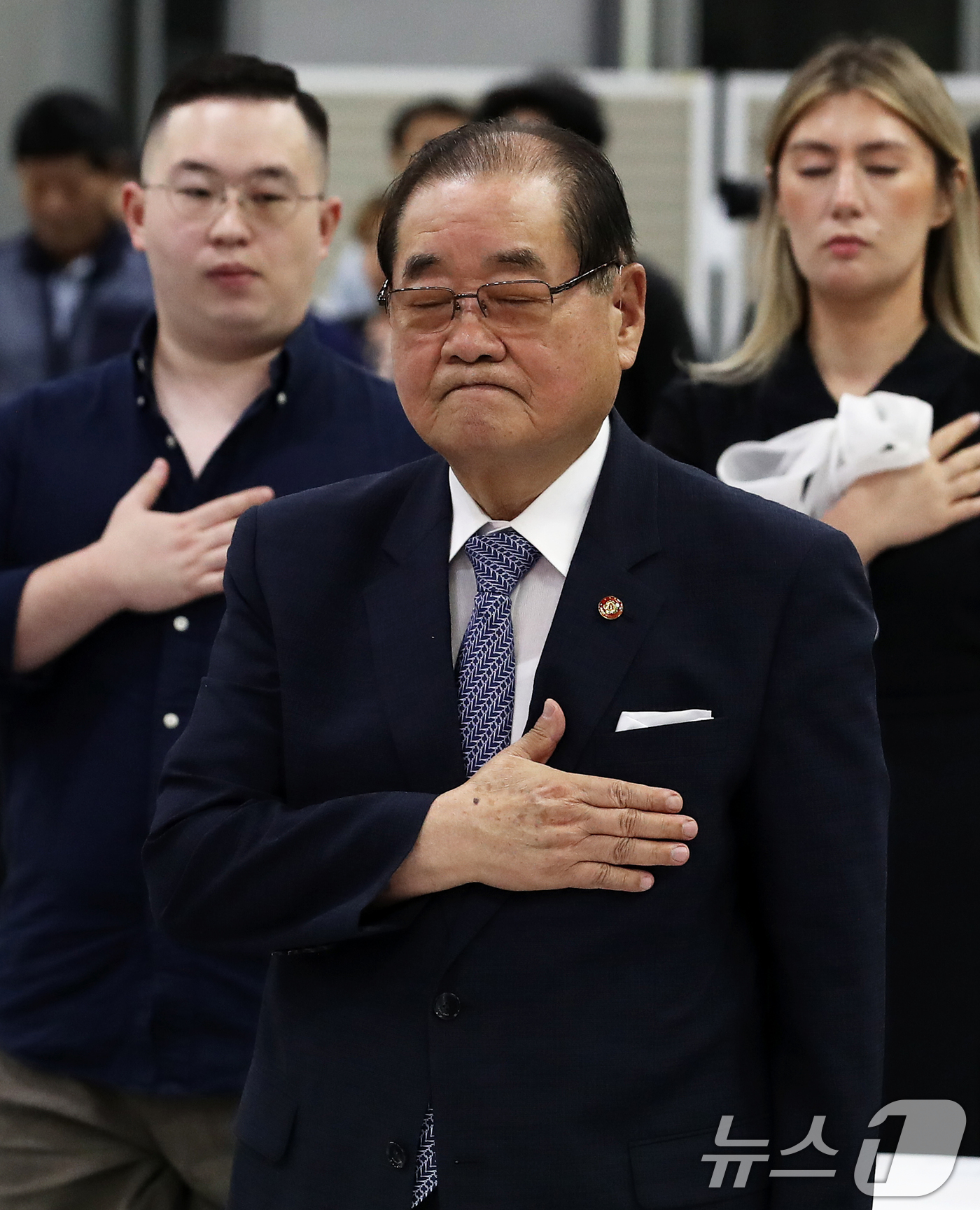 눈 감고 국기에 경례하는 이종찬 광복회장 뉴스1