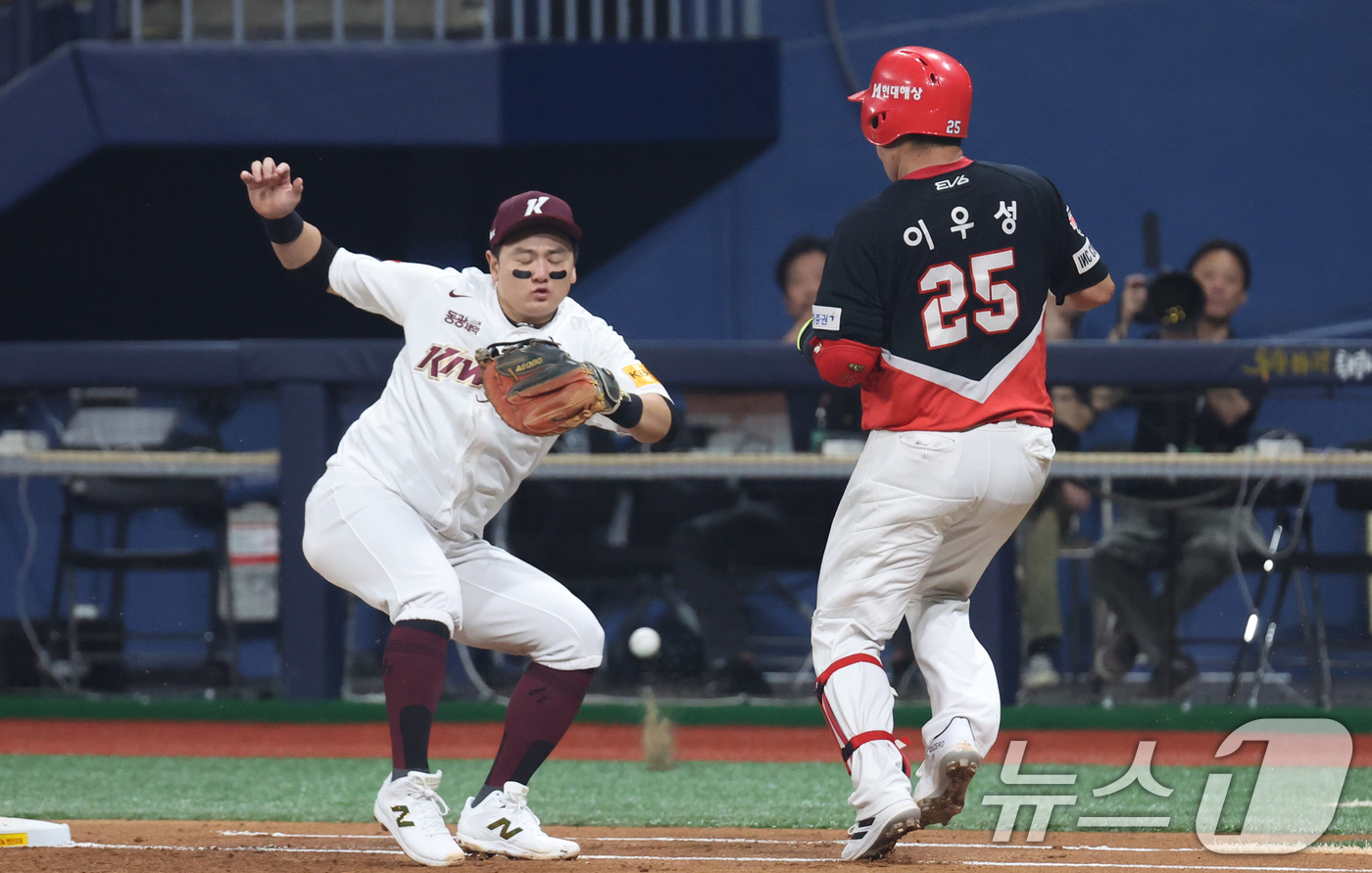 3루수 송구 실책으로 진루하는 KIA 이우성 - 뉴스1