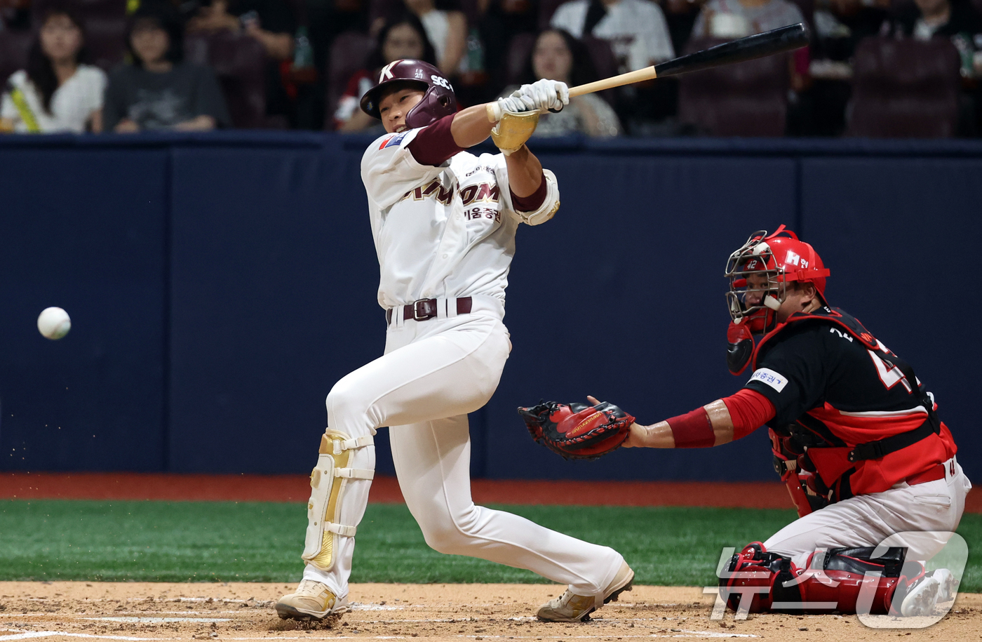 2루타 치는 키움 김건희 - 뉴스1