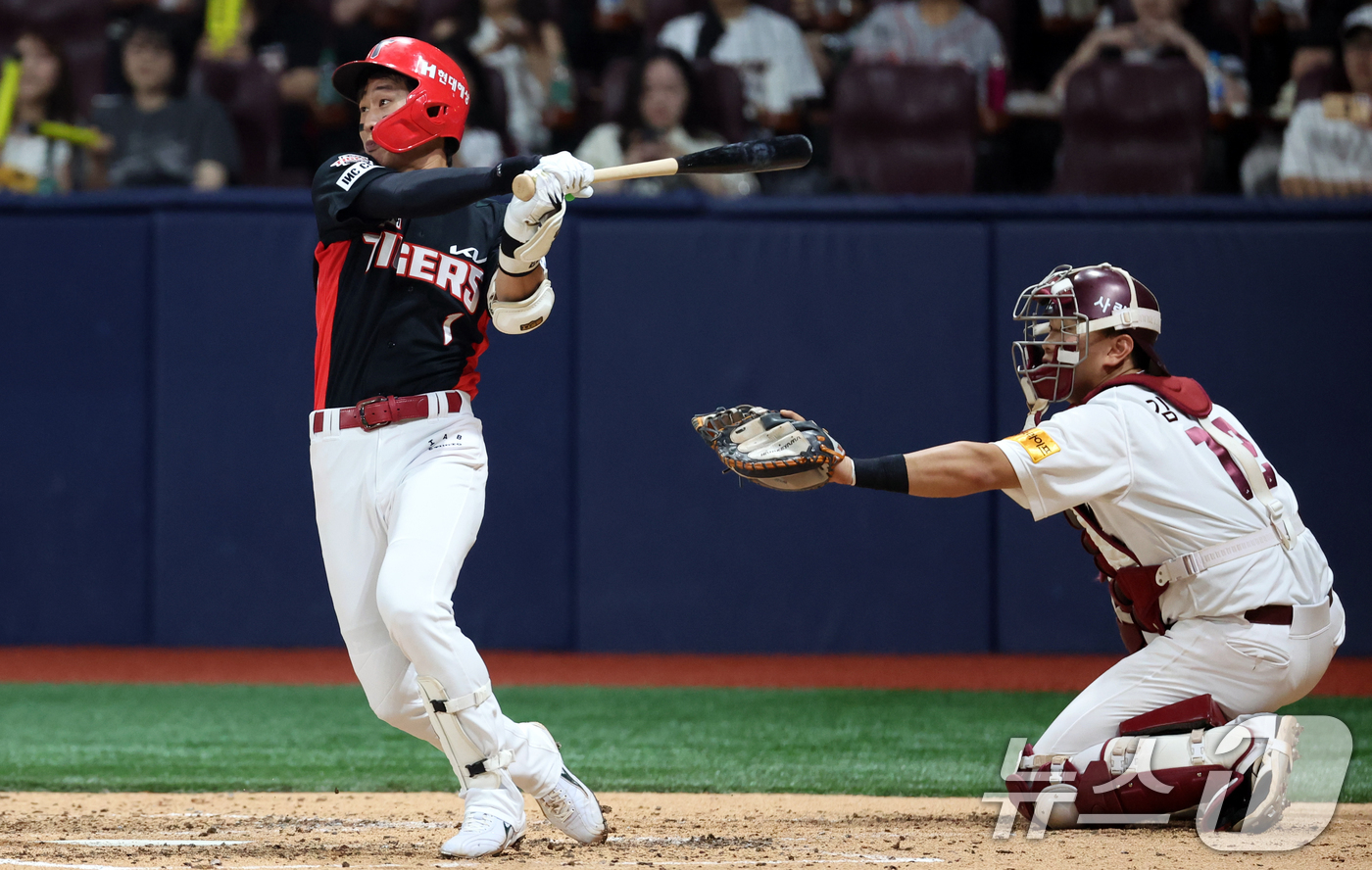 KIA 박찬호의 선취점 올리는 2루타 - 뉴스1