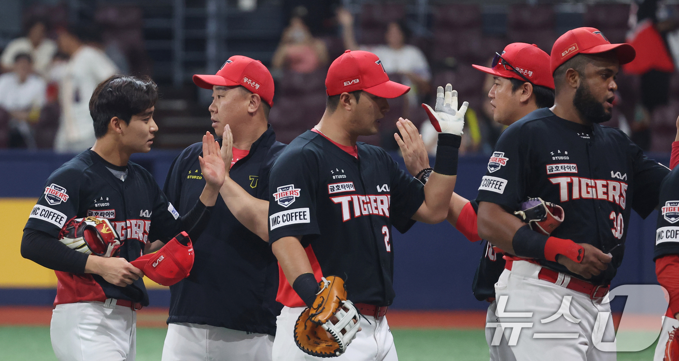 이범호 감독, '수고했어' - 뉴스1