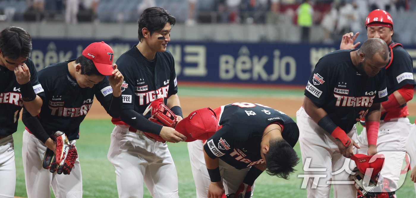 팬들에게 인사하는 KIA 선수들 - 뉴스1