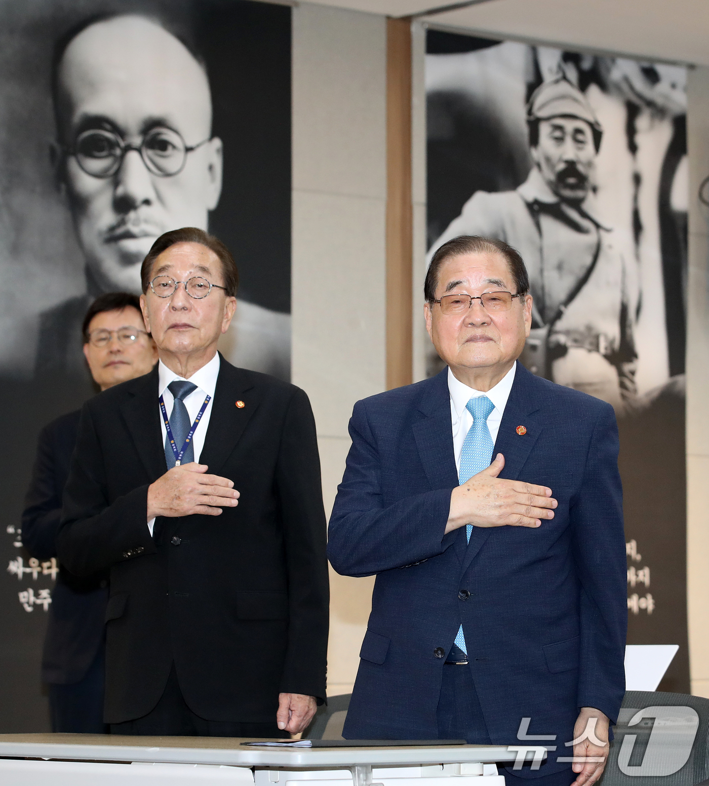 국기에 경례하는 이종찬 광복회장과 김진 부회장 뉴스1