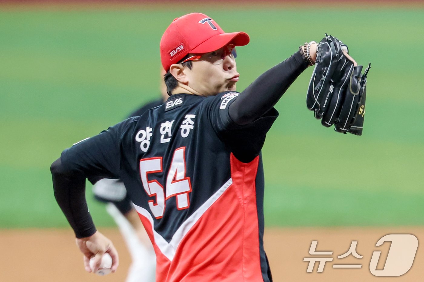 7번째 도전 만에 활짝 웃은 양현종, 역대 두 번째 180승 금자탑 - 뉴스1