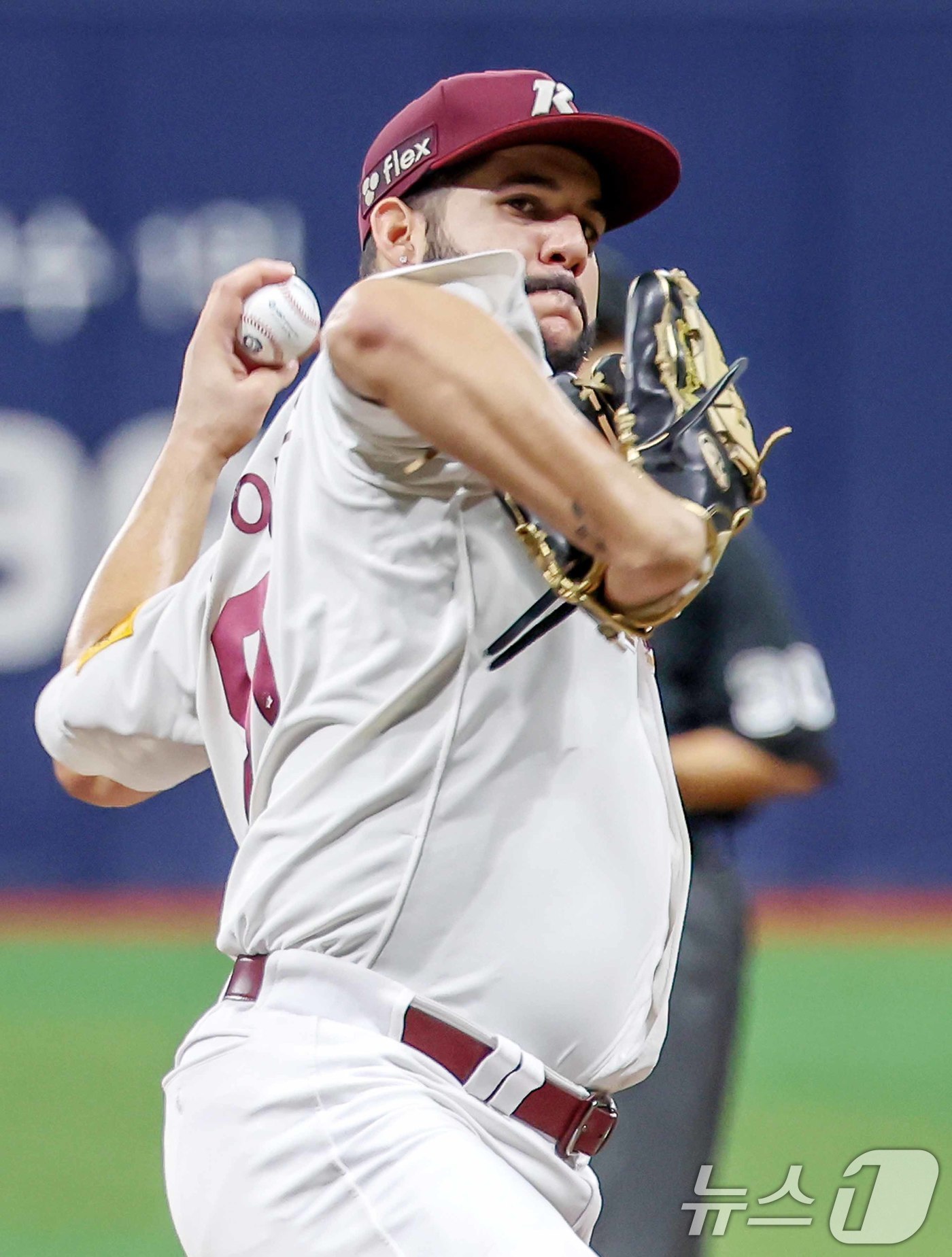 역투하는 키움 선발 헤이수스 - 뉴스1