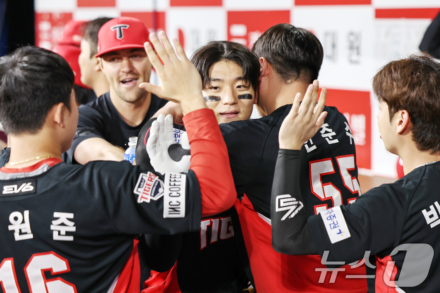 동료들에게 둘러싸인 KIA 김도영 - 뉴스1