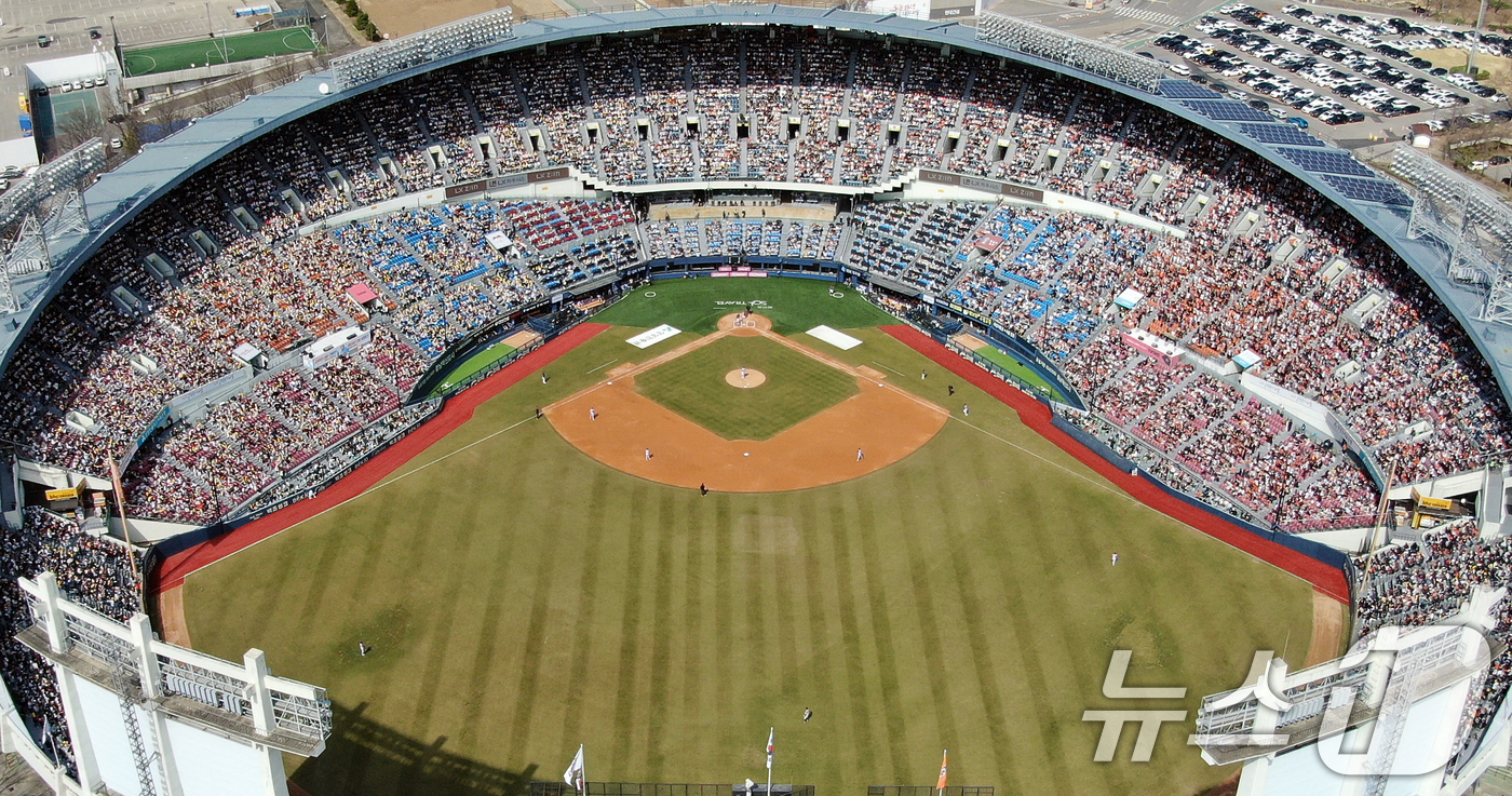KBO 리그 역대 최다 관중 신기록 달성 초읽기 - 뉴스1