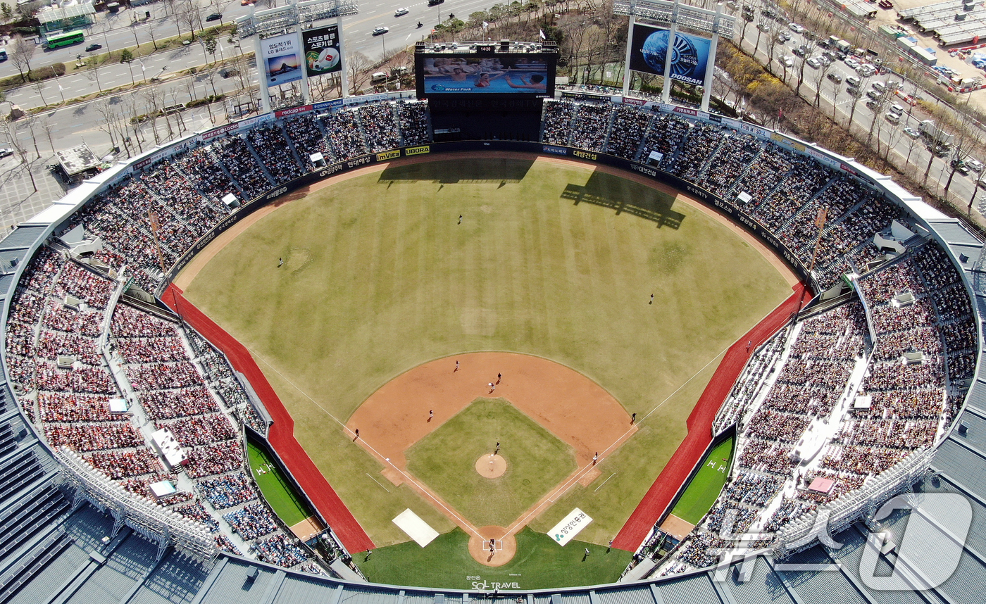 KBO리그 역대 최다 관중 신기록 초읽기… 오늘 840만 688명 돌파 확실시 - 뉴스1