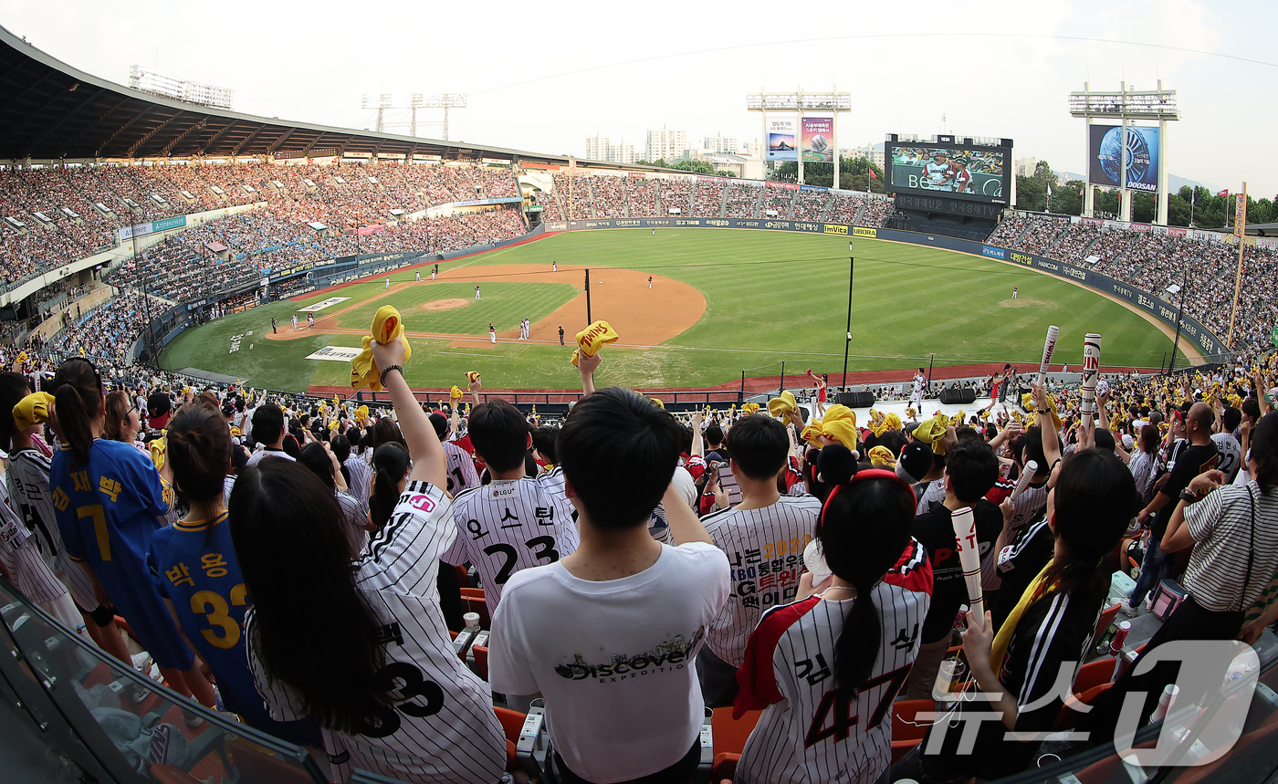 열띤 응원 펼치는 야구팬들 - 뉴스1