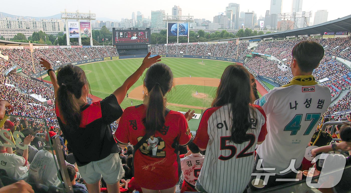 프로야구 사상 첫 천만 관중 '오늘' 넘는다…현재 994만3674명 - 뉴스1
