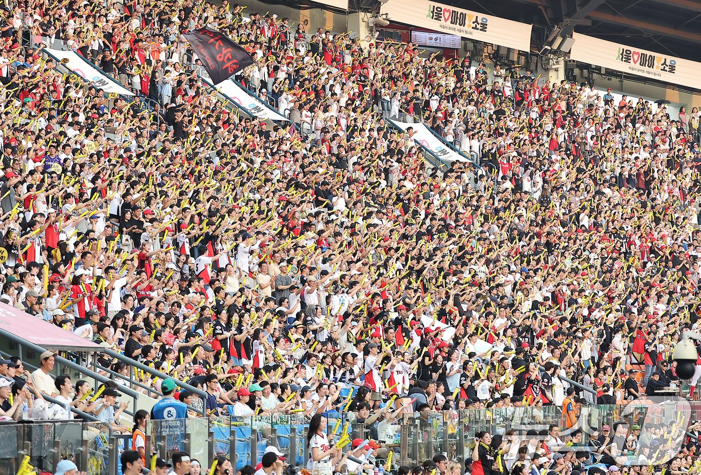 폭염에도 폭발적 관중 증가…프로야구, '2030 女心' 잡았다 - 뉴스1