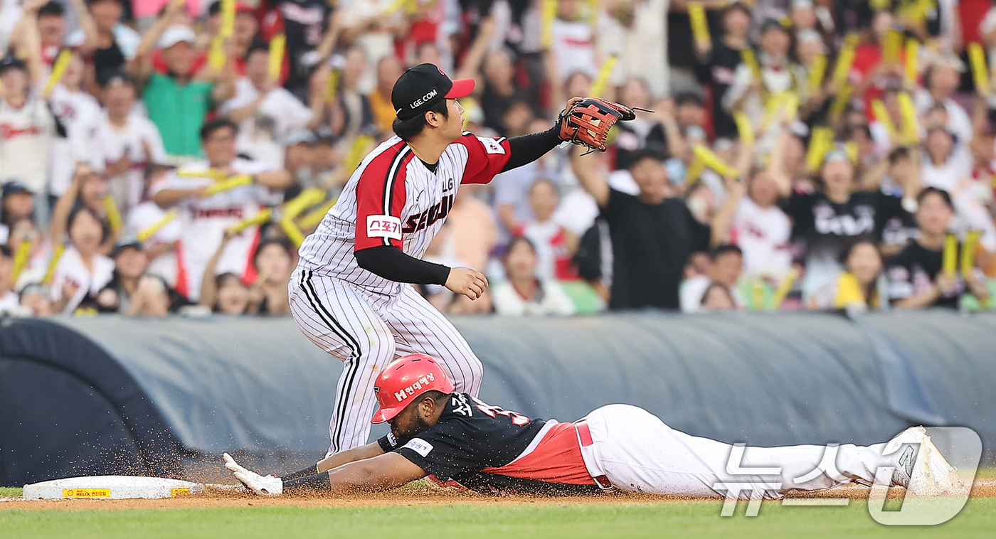 찬스 만드는 소크라테스의 3루타 - 뉴스1