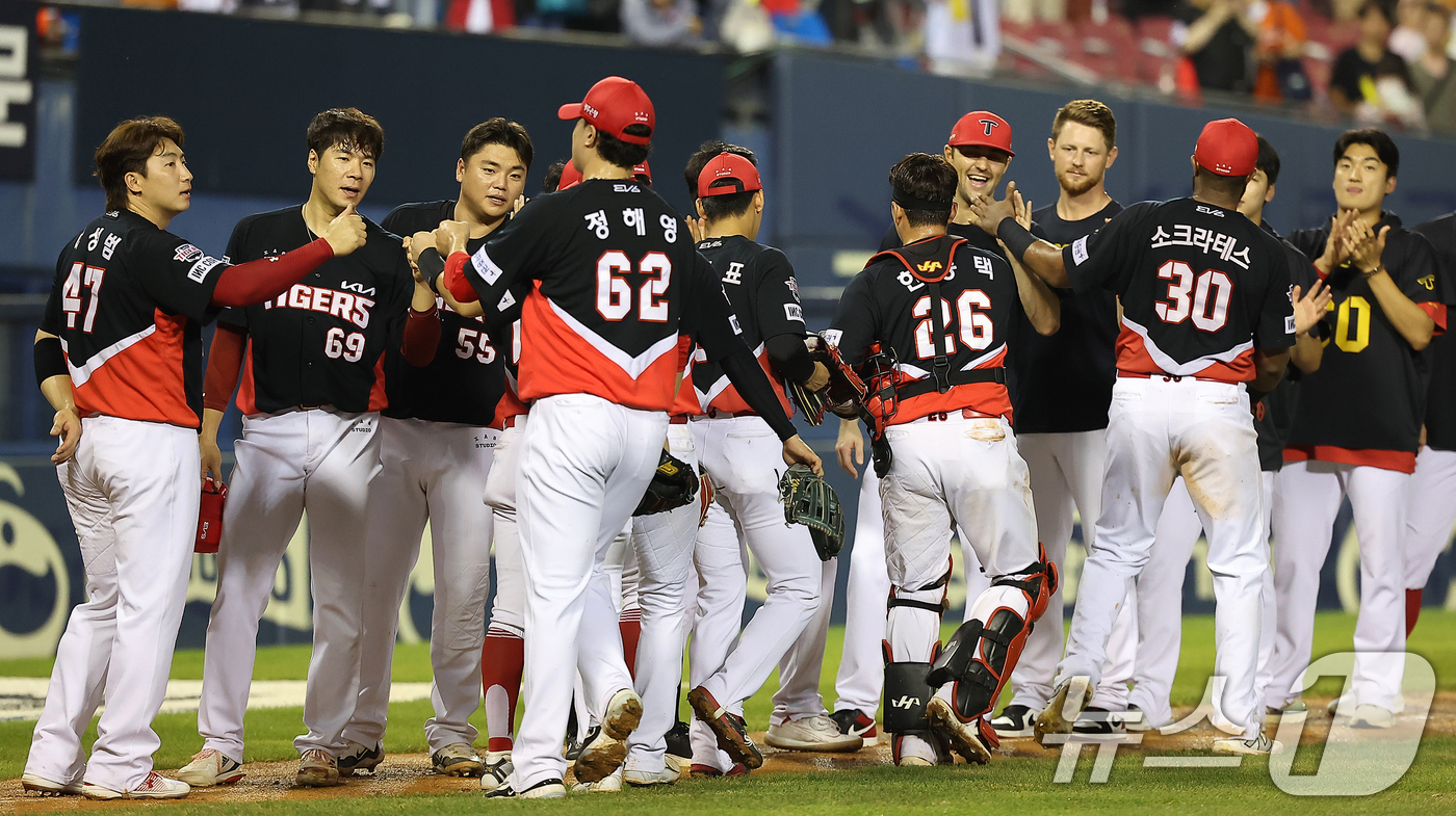 승리의 기쁨 나누는 KIA 선수들 - 뉴스1