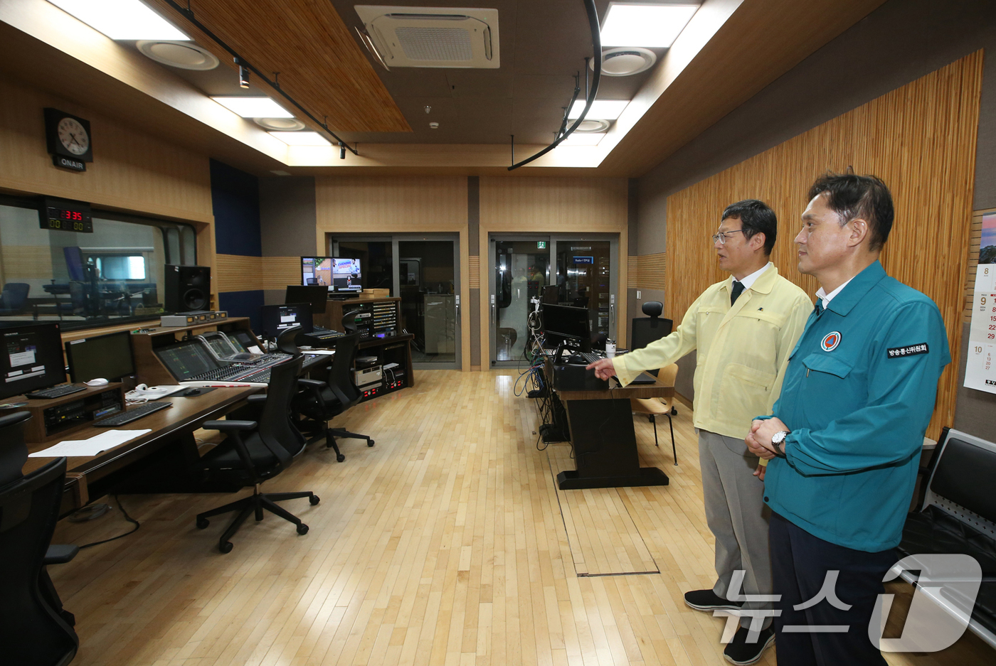 국제다큐영화제 제작 현장 살펴보는 김태규 직무대행 - 뉴스1