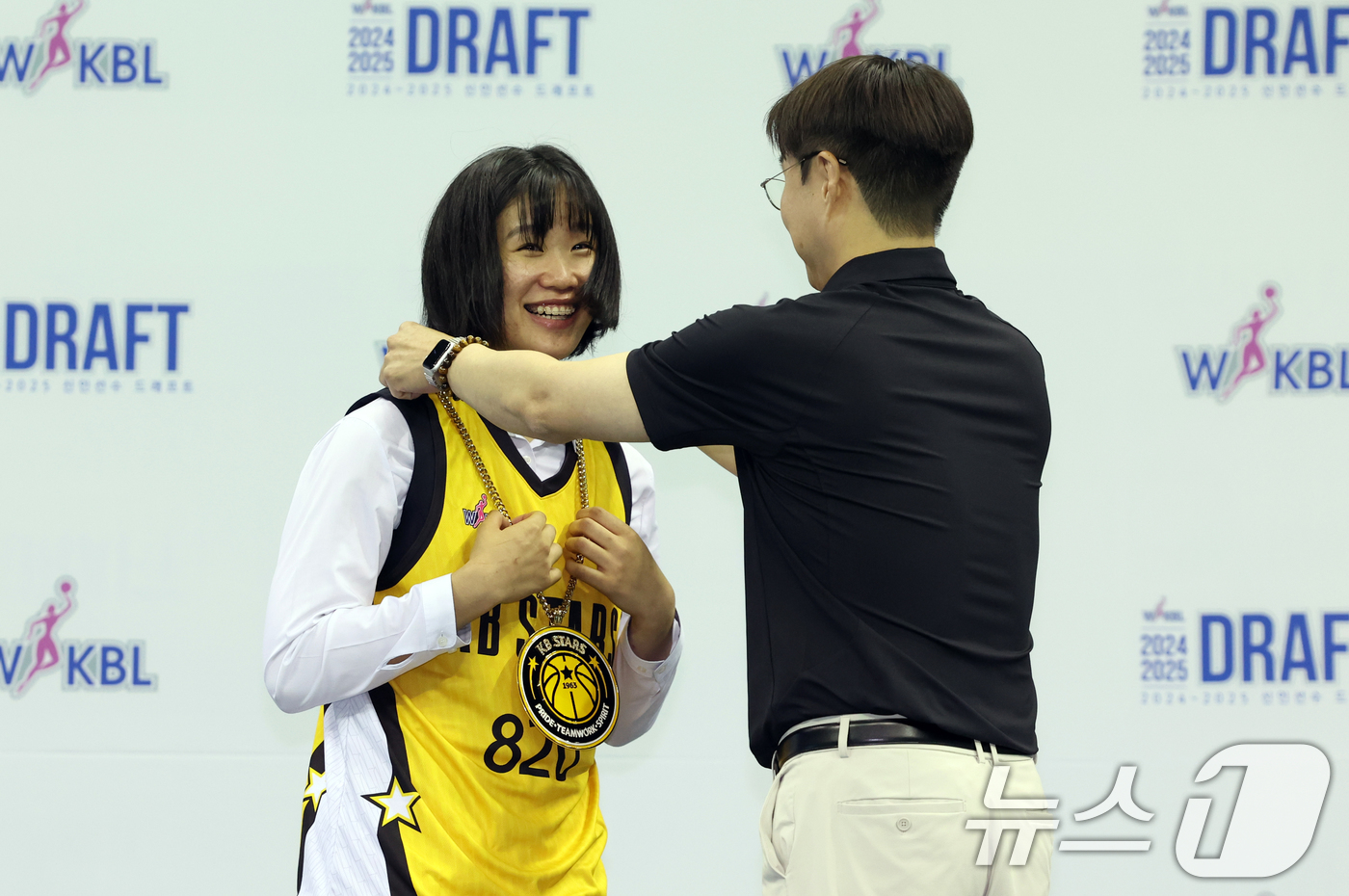 KB스타즈, 1라운드 5순위로 송윤하(숙명여고) 지명 - 뉴스1