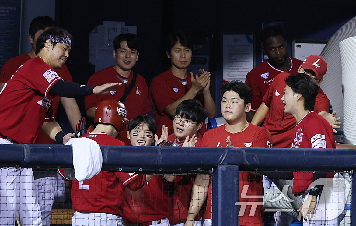 축하 받는 박성한 - 뉴스1