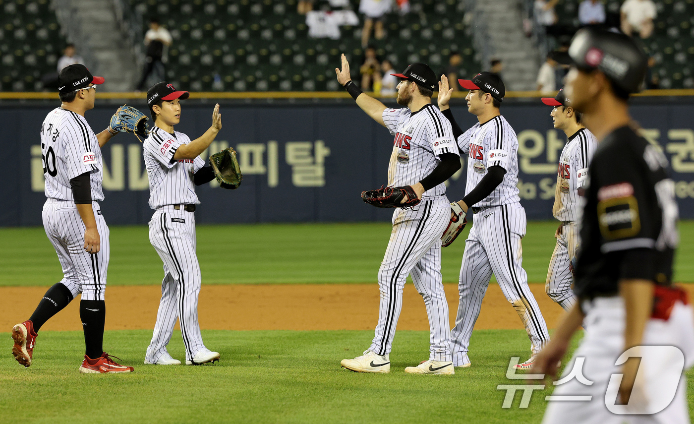 LG, KT 상대로 6대 1 승리 - 뉴스1