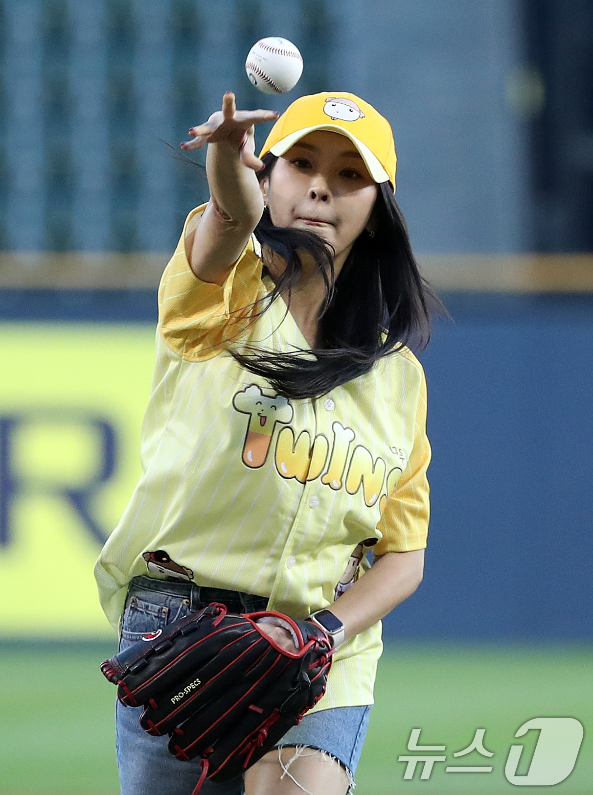 힘껏 던지는 배우 정유미 - 뉴스1