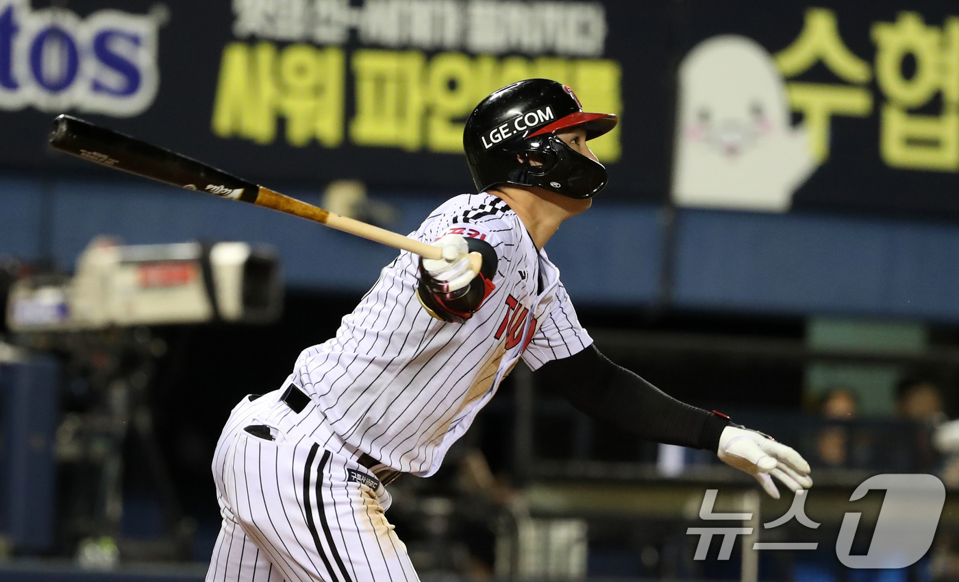 안타치는 LG 오지환 - 뉴스1