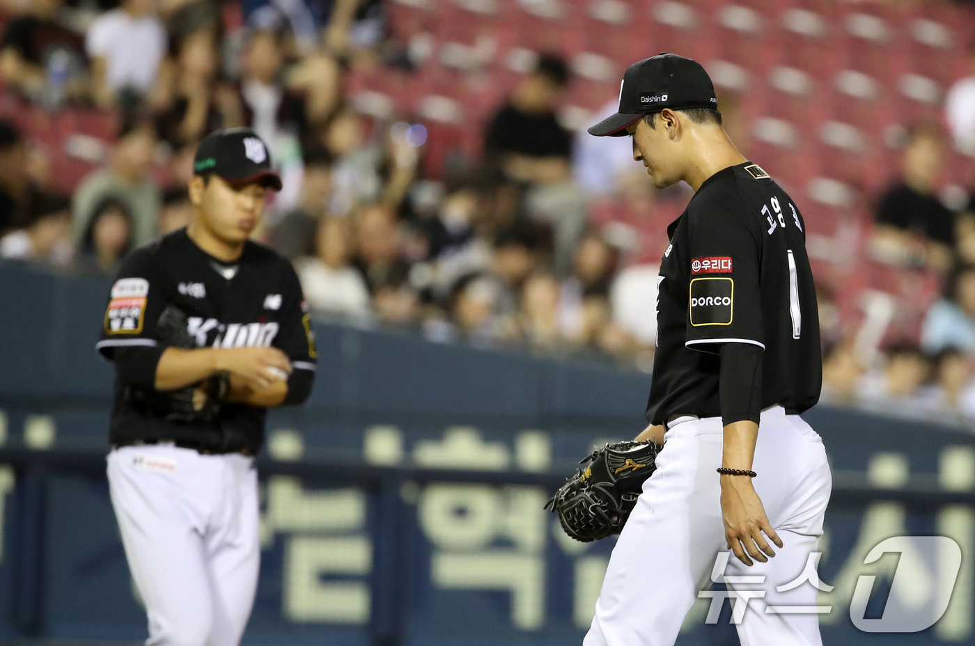 5회 강판되는 kt 고영표 - 뉴스1