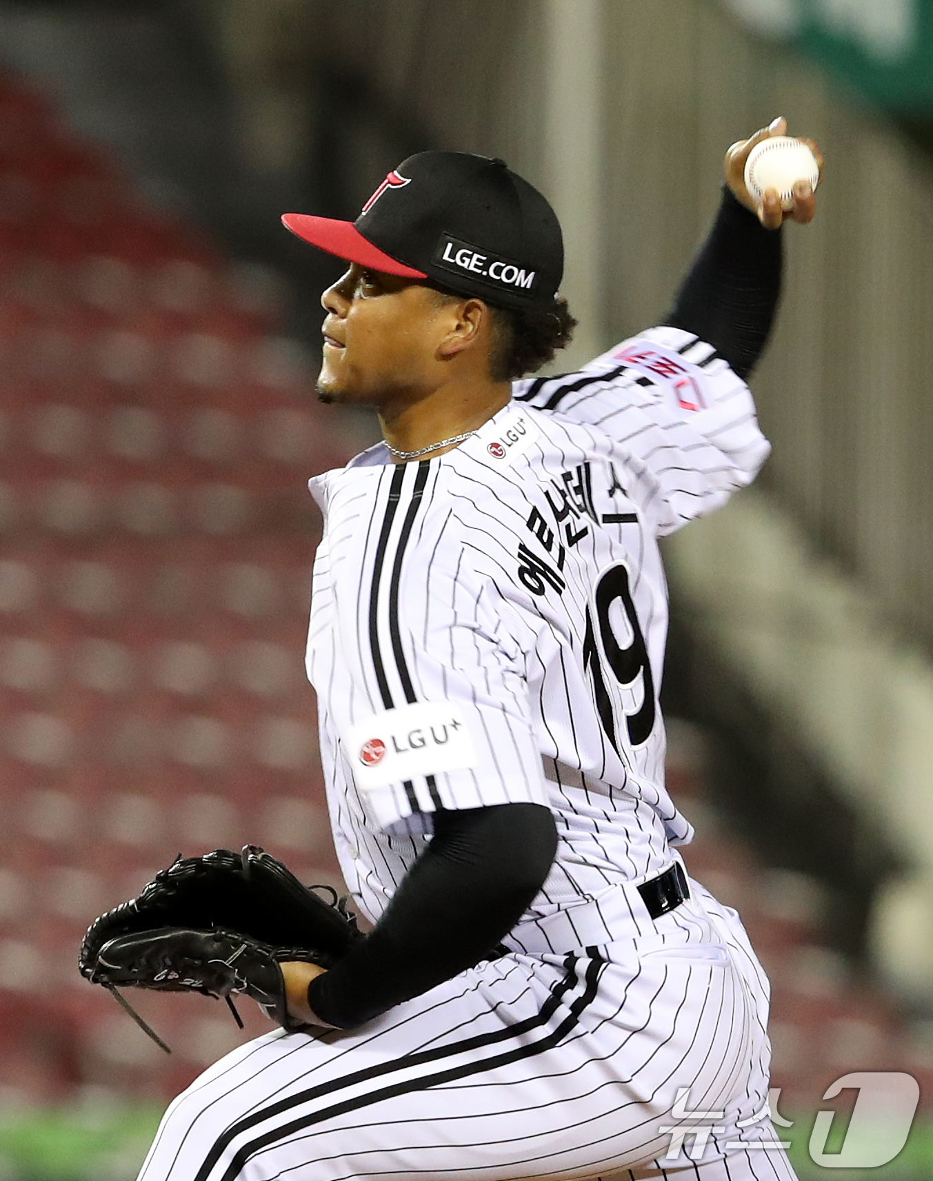 힘껏 던지는 LG 에르난데스 - 뉴스1