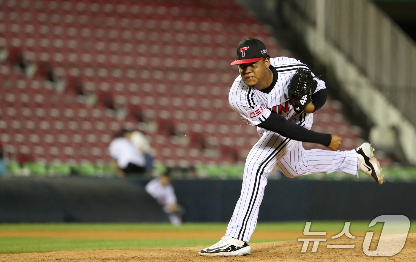 역투하는 에르난데스 - 뉴스1