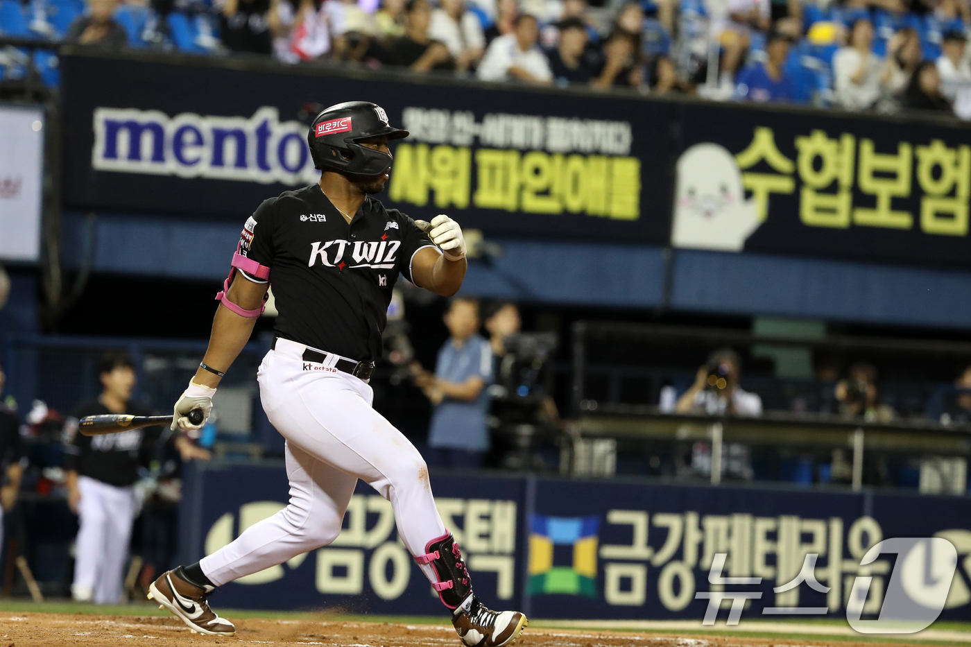 kt 로하스 '잘 맞았다' - 뉴스1
