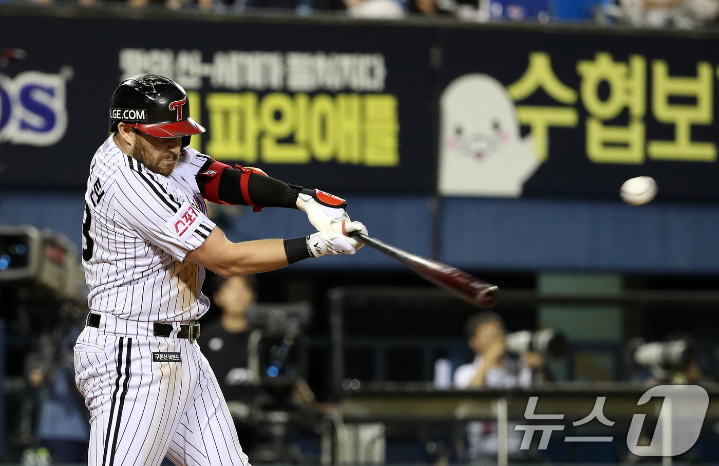 안타 치는 오스틴 - 뉴스1