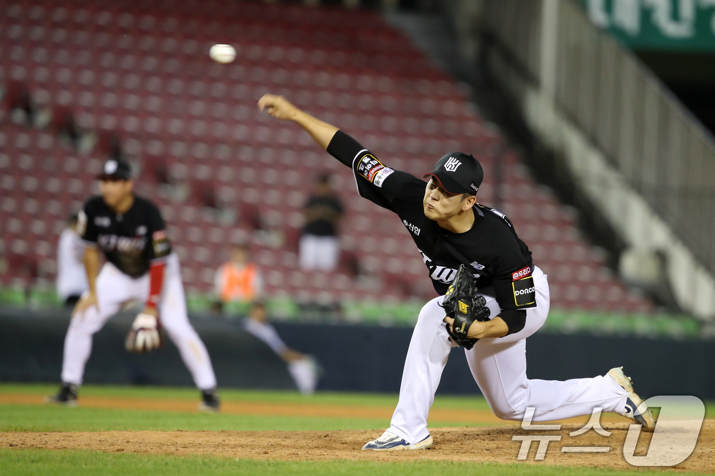 힘껏 던지는 kt 박영현 - 뉴스1