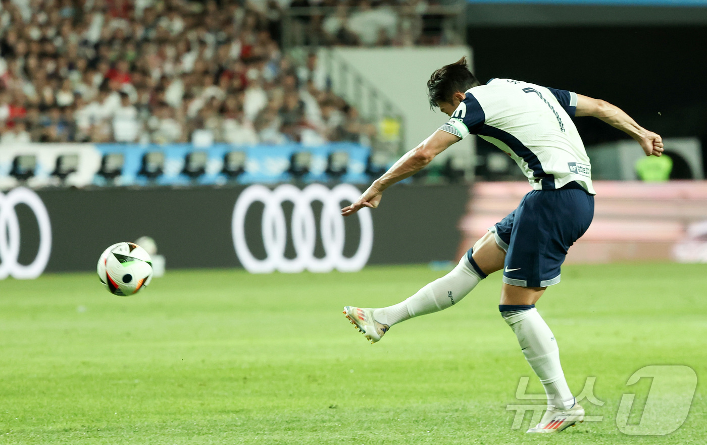 손흥민, 회심의 슈팅 - 뉴스1