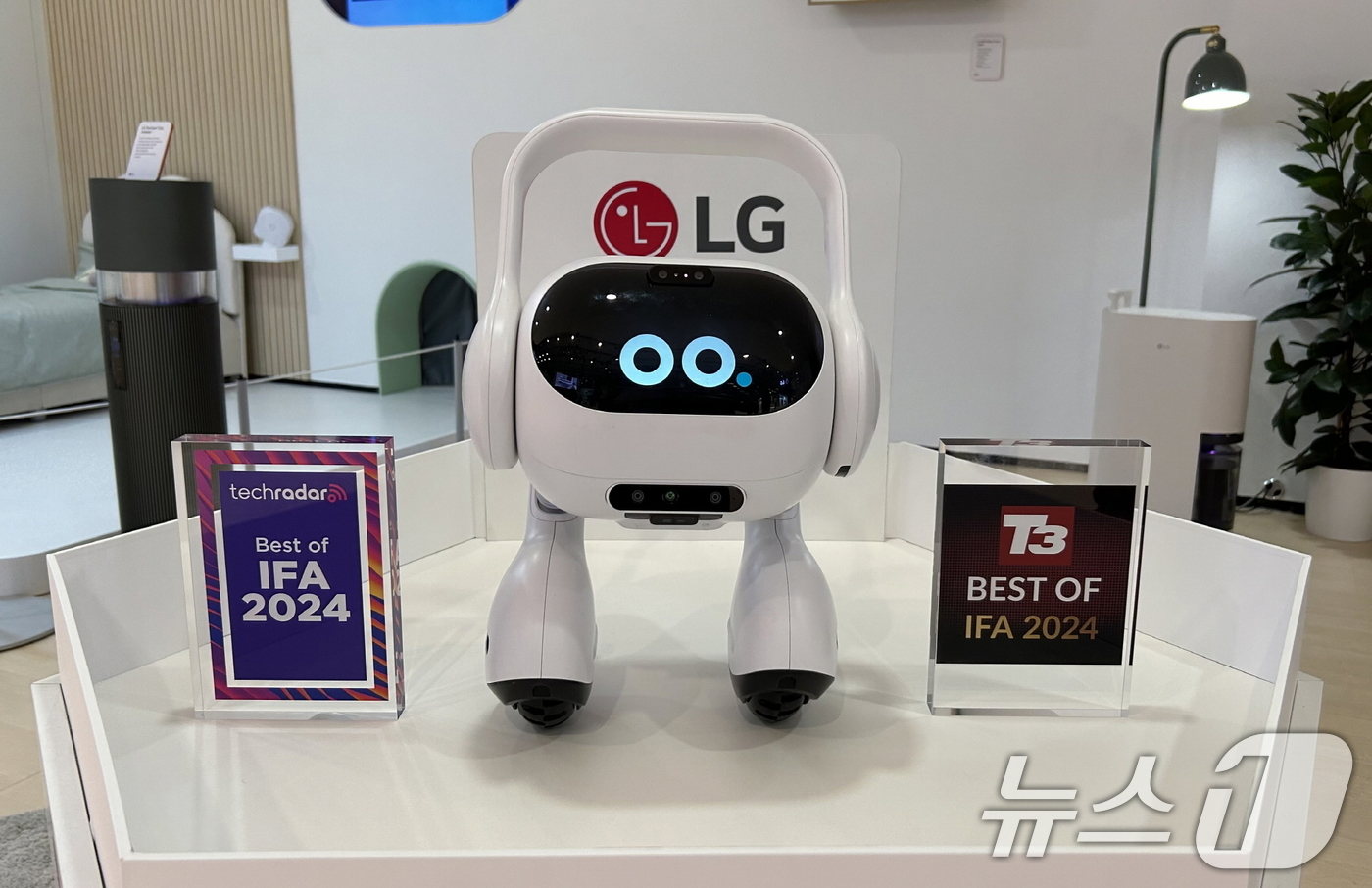 LG전자 ‘이동형 AI홈 허브’, IFA 2024서 최고 제품 평가 - 뉴스1